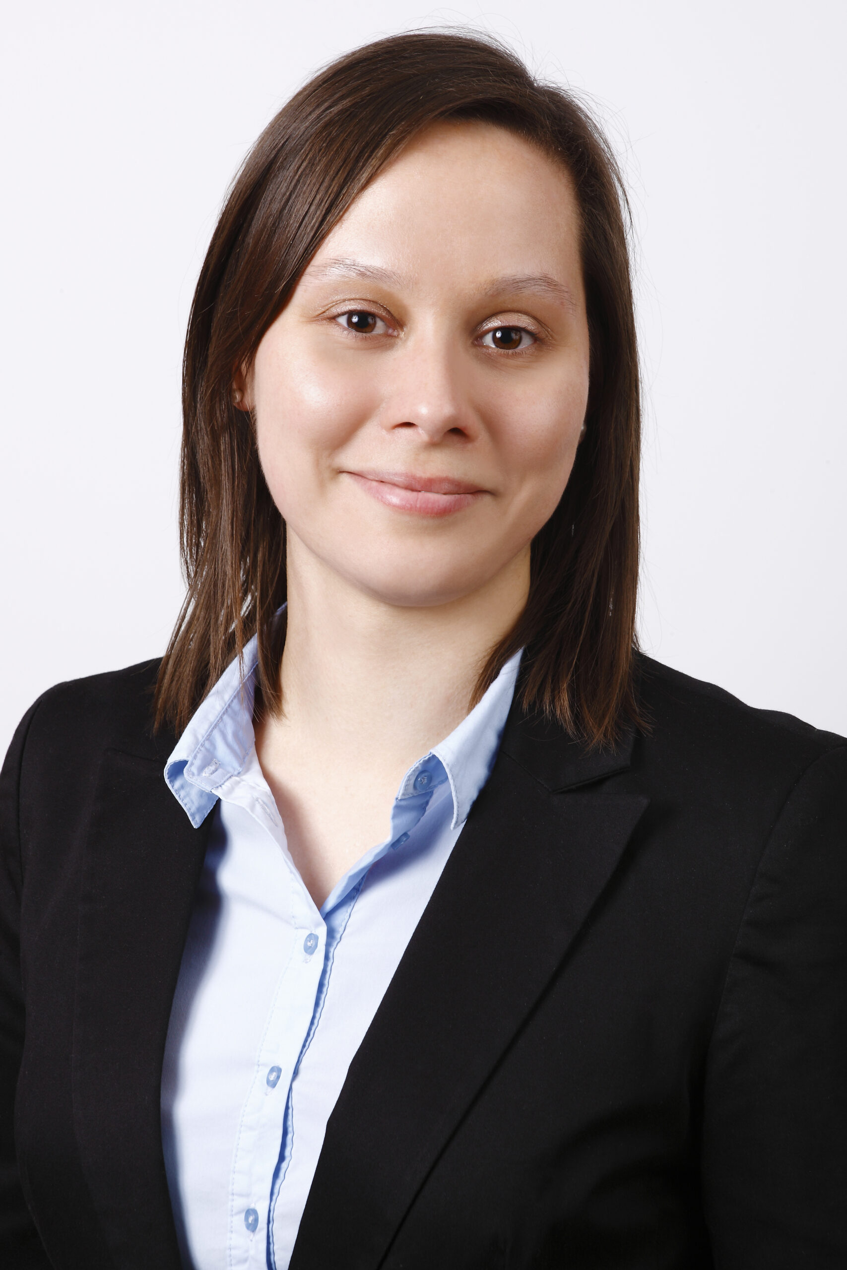 Dr. Bárdos Kinga közjegyző, német nyelvi jogosítvánnyal